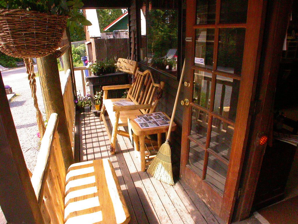 Locations Hub - Lake Roesiger Store